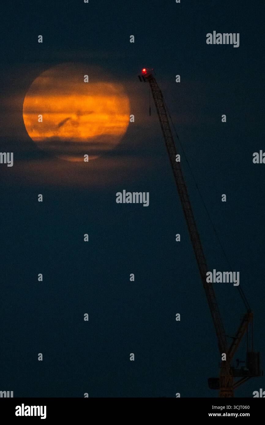 London, UK. 8th Sep, 2025. A Blood Moon, version of a Corn Moon, rises ...