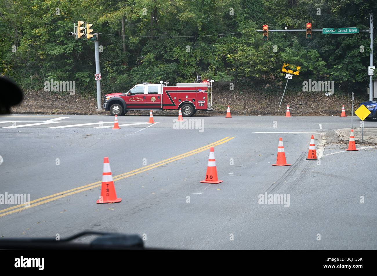 Traffic lights and signage hi-res stock photography and images - Alamy