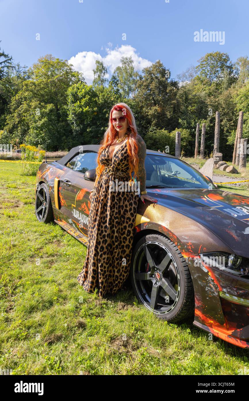 Lyn Künstner und ihr Ford Mustang bei den Jurassic Days im Saurierpark ...