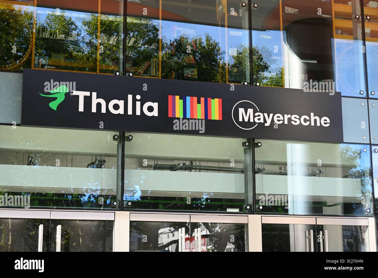 Logo, Schriftzug der Thalia Mayersche Buchhandlung am Eingang zu einer ...