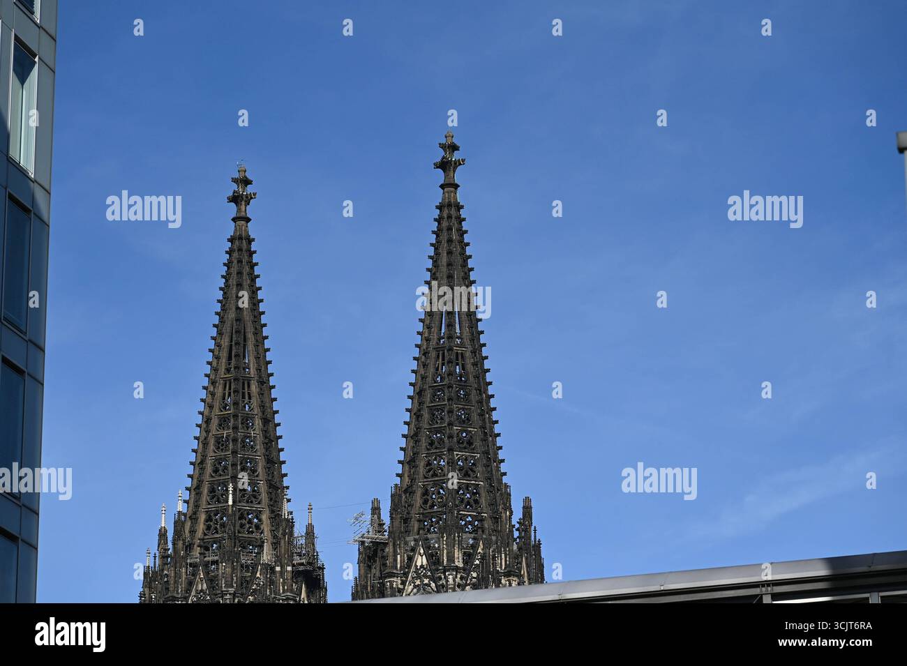 Die zwei Türme des Kölner Dom vor blauem Himmel *** The two towers of ...
