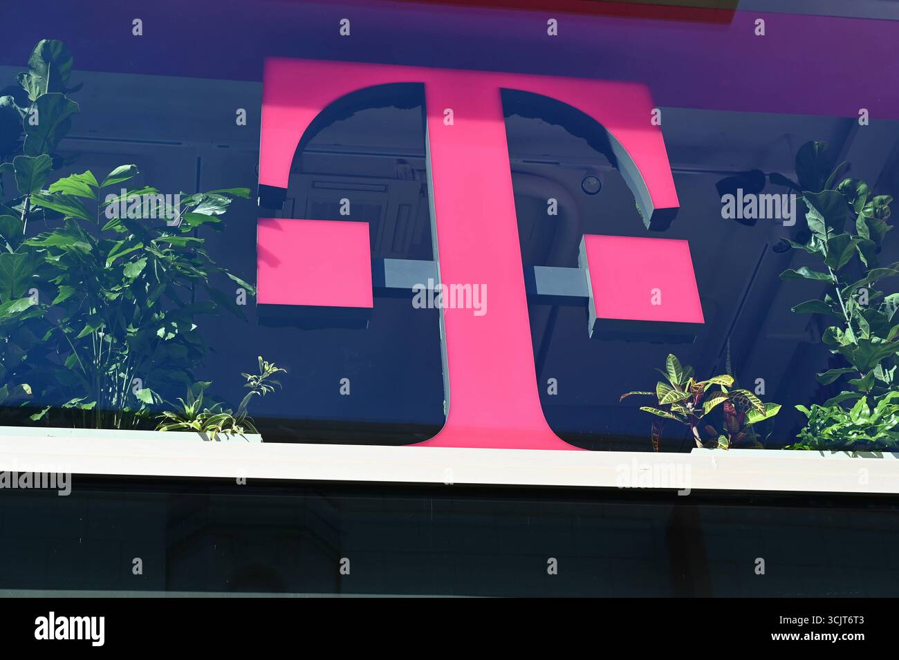 Das T für Telekom. Das T steht für Deutsche Telekom und ist das ...