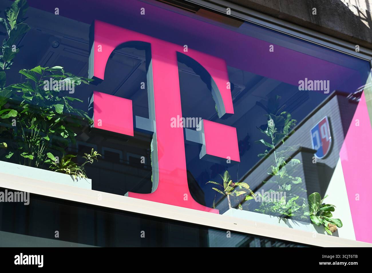 Das T für Telekom. Das T steht für Deutsche Telekom und ist das ...