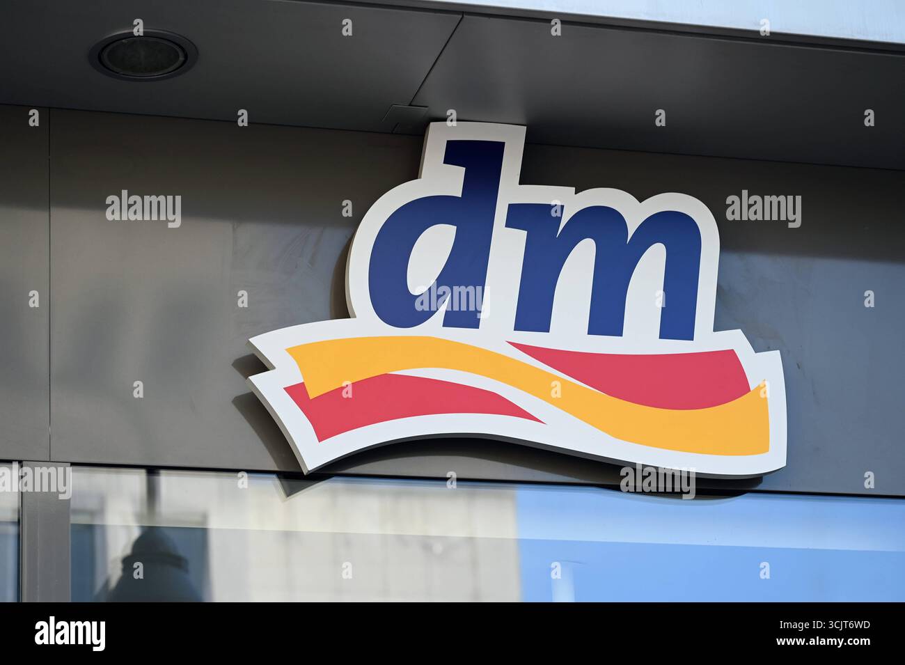 Logo, Schriftzug der Drogeriemarktkette DM an einer Hauswand *** Logo ...