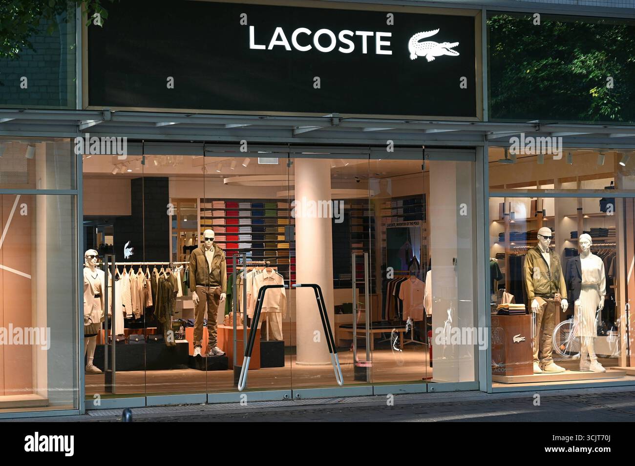 Logo, Schriftzug an einer Filiale der bekannten französischen ...