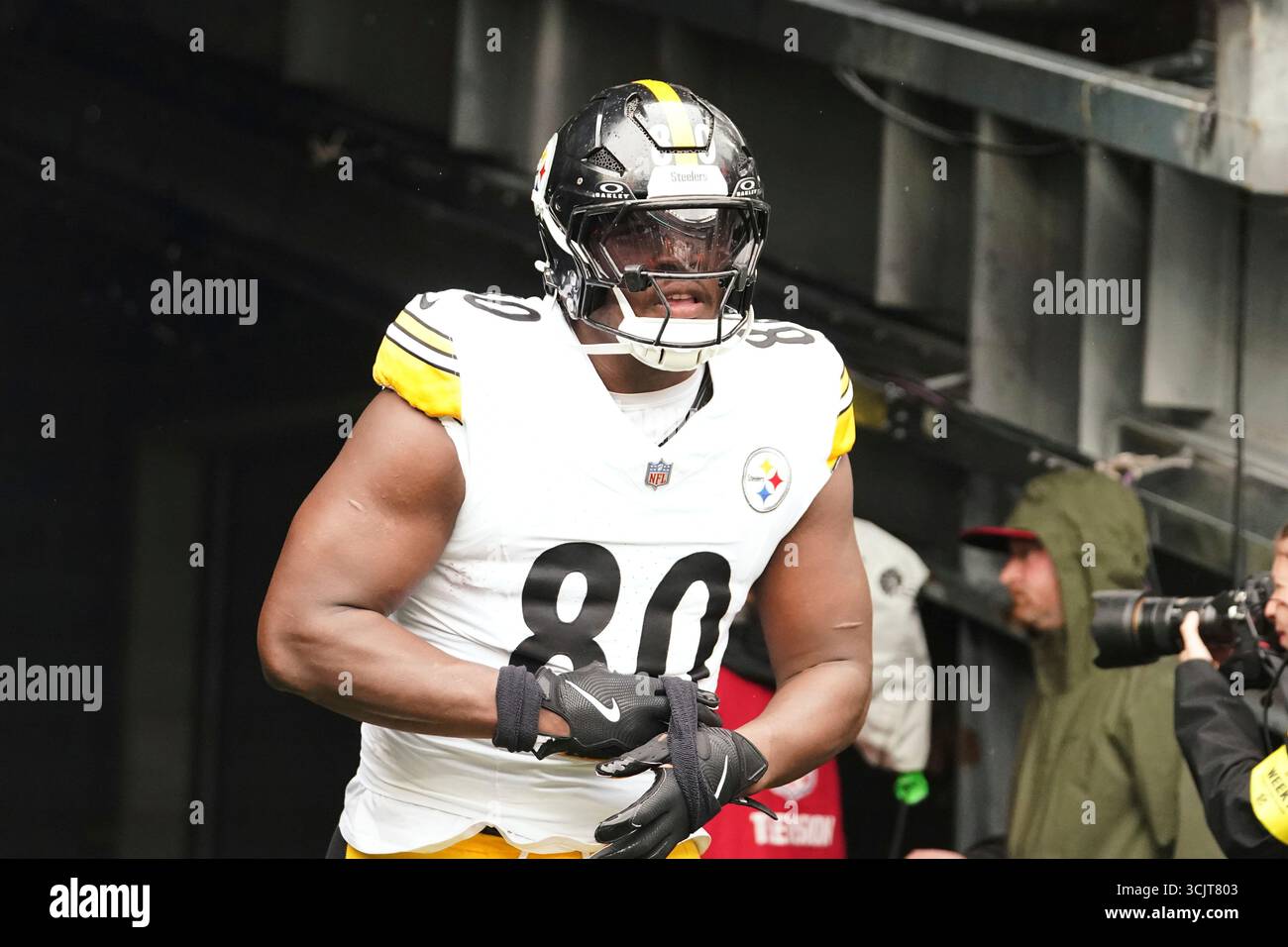 Pittsburgh Steelers tight end Darnell Washington (80) runs out of the ...