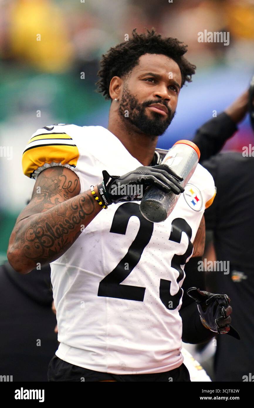 Pittsburgh Steelers cornerback Darius Slay (23) has a drink during an ...