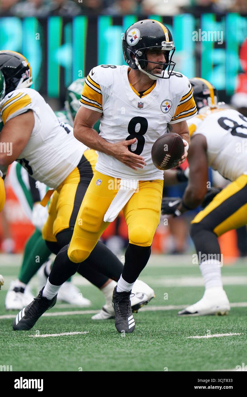 Pittsburgh Steelers quarterback Aaron Rodgers (8) looks for the handoff ...
