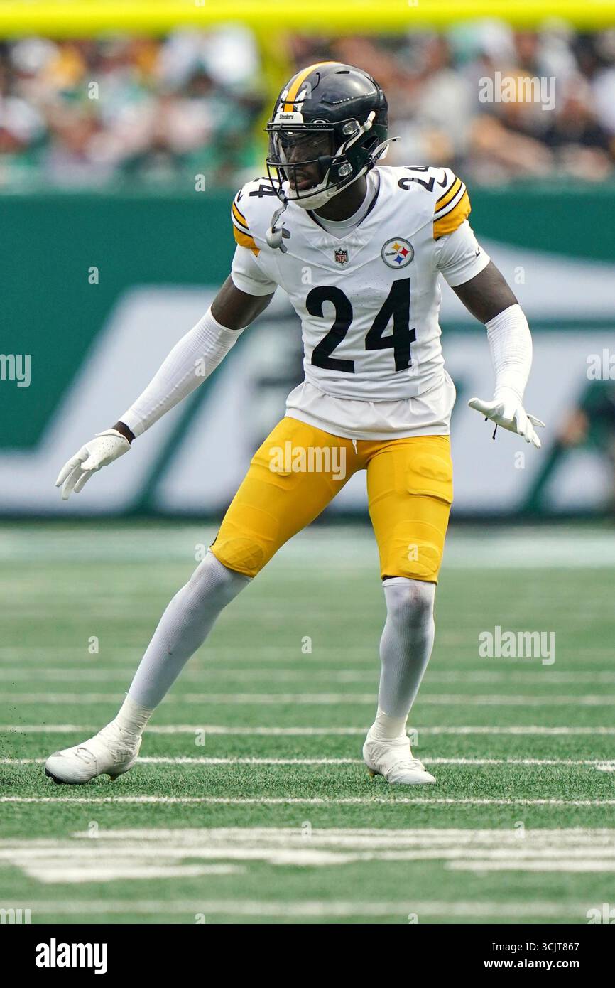 Pittsburgh Steelers cornerback Joey Porter Jr. (24) gets set for the ...