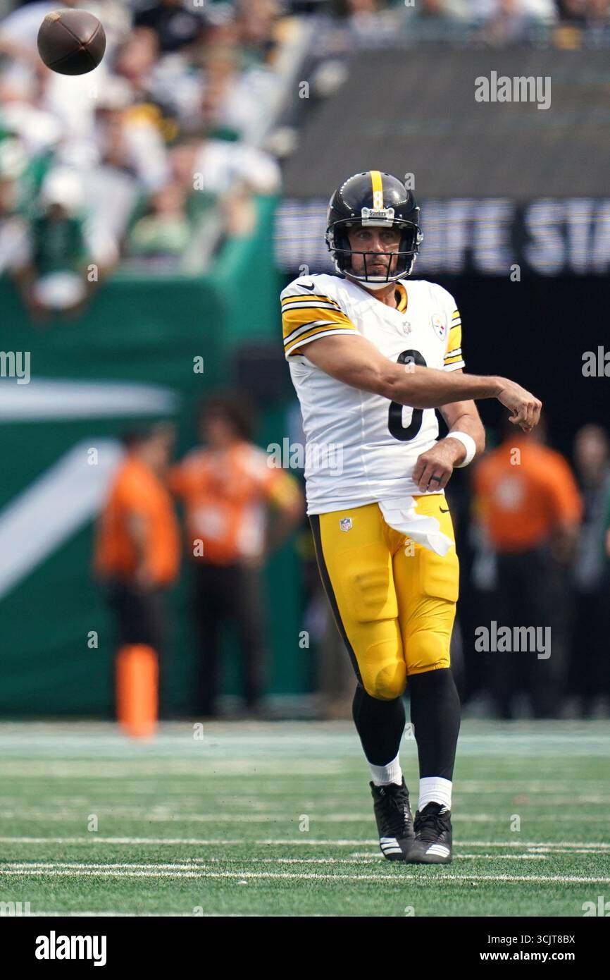 Pittsburgh Steelers quarterback Aaron Rodgers (8) pass the ball during ...