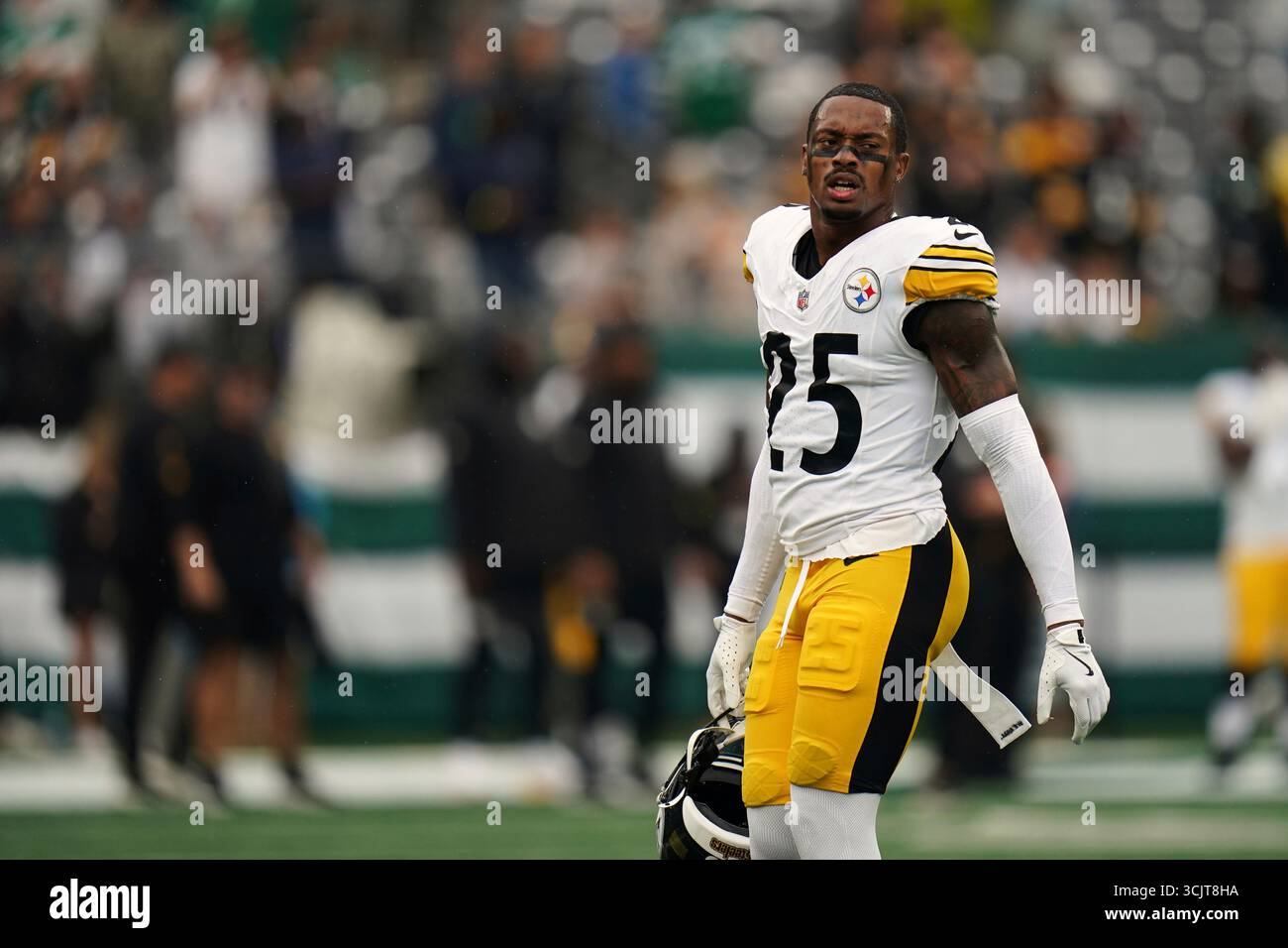 Pittsburgh Steelers safety DeShon Elliott (25) walks on the field ...