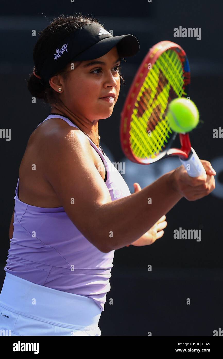 SP - SAO PAULO - 09/08/2025 - SP OPEN WTA 250 - Nauhany Silva during ...