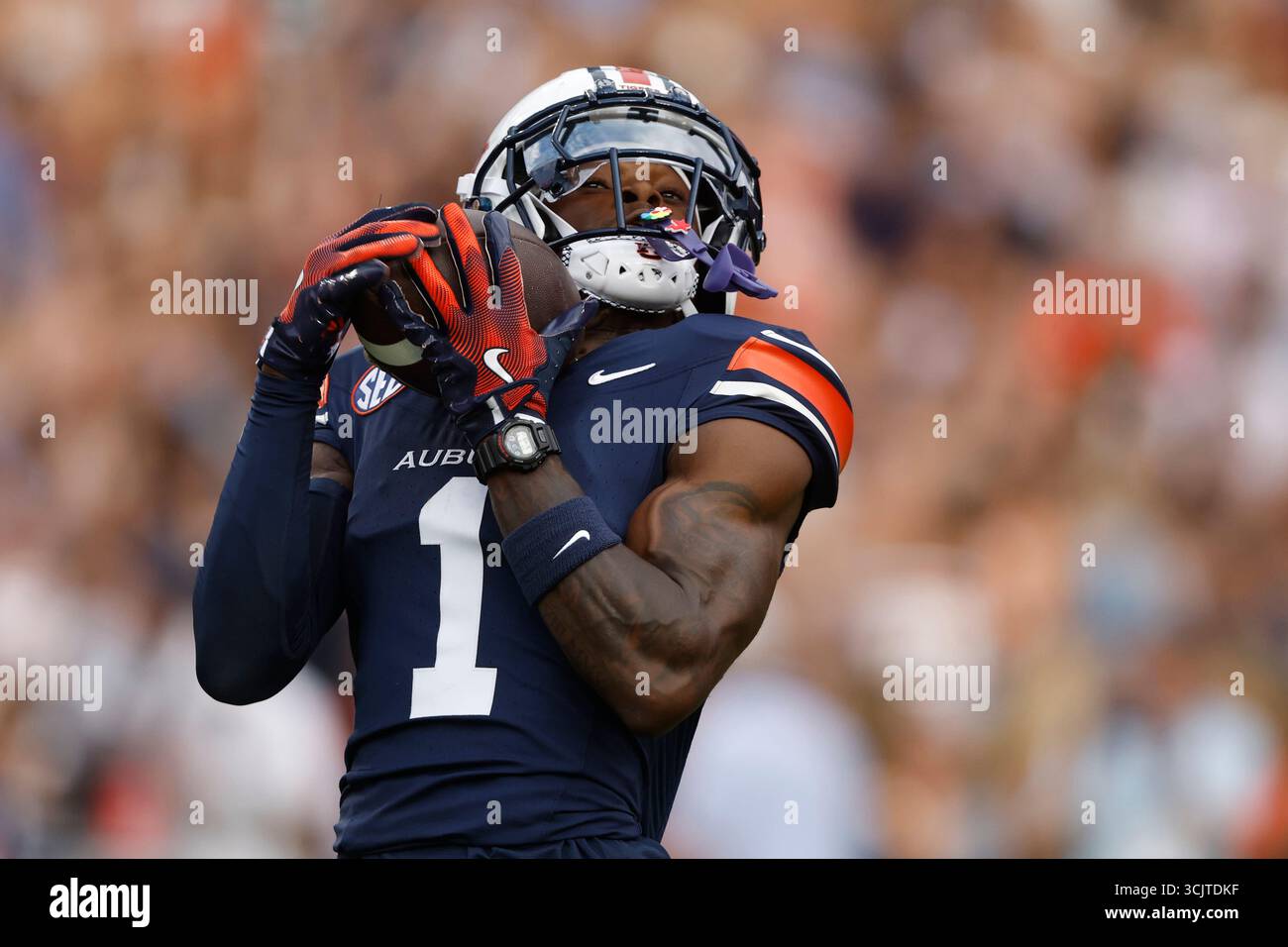 Auburn wide receiver Eric Singleton Jr. warms up before an NCAA college ...
