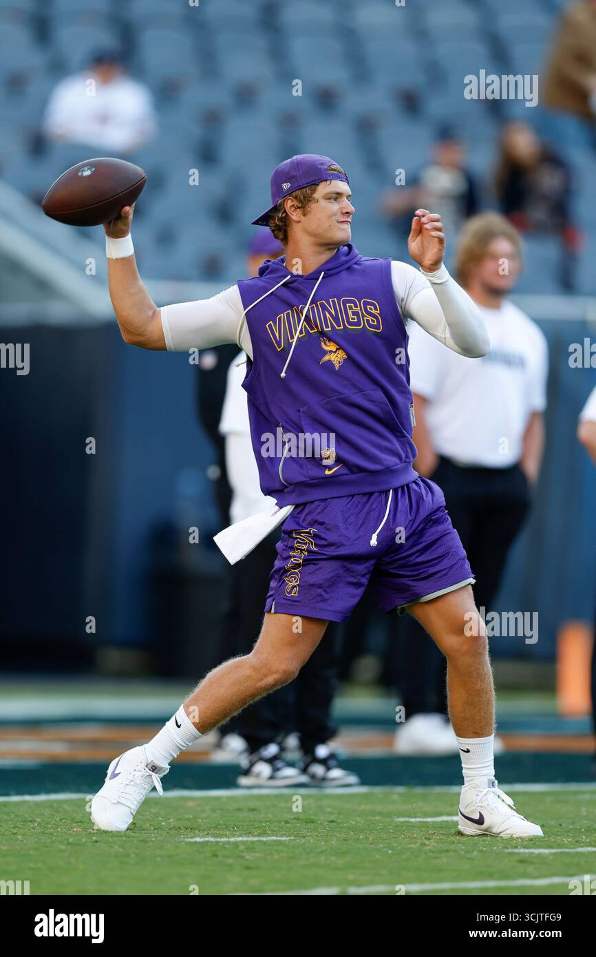 Minnesota Vikings quarterback J.J. McCarthy (9) warms up before an NFL ...