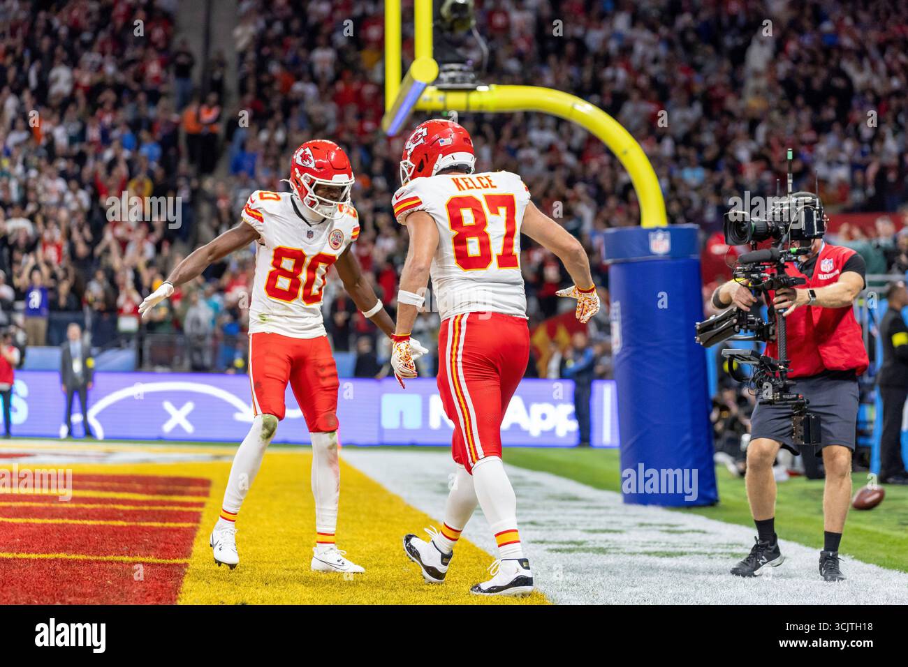 Kansas City Chiefs tight end Travis Kelce (87) celebrates with teammate ...