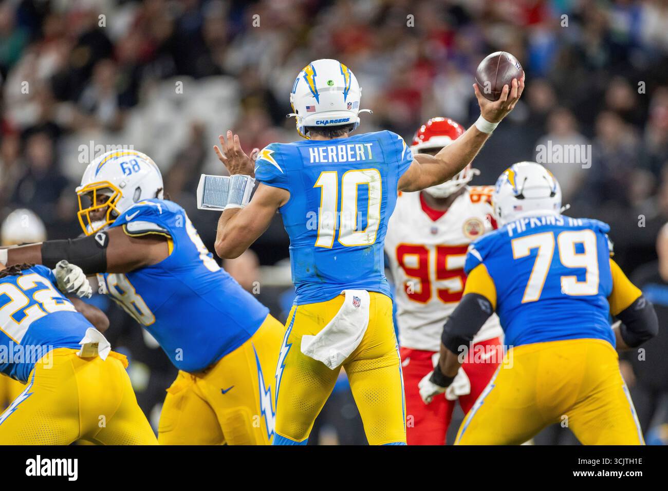 Los Angeles Chargers quarterback Justin Herbert (10) passes the ball ...