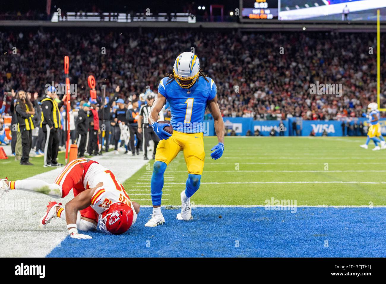 Los Angeles Chargers wide receiver Quentin Johnston (1) catches a ...