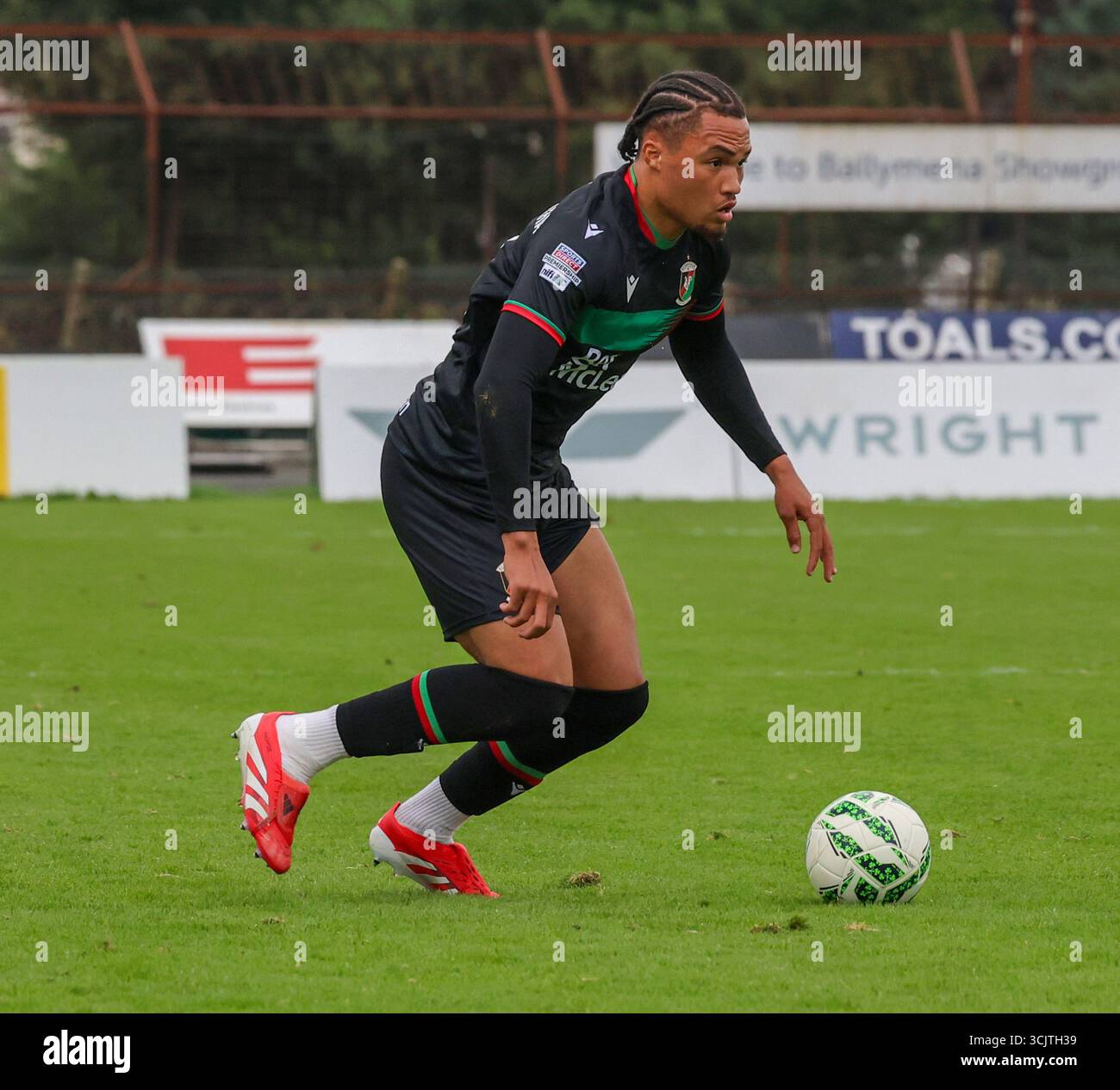 Kamson kamara glentoran hi-res stock photography and images - Alamy