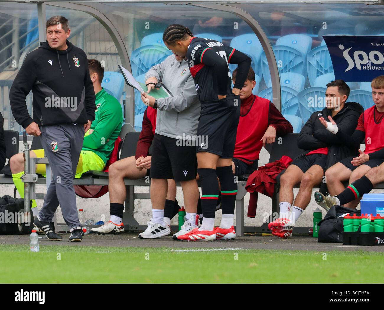 Glentoran manager declan devine 2025 hi-res stock photography and images - Alamy