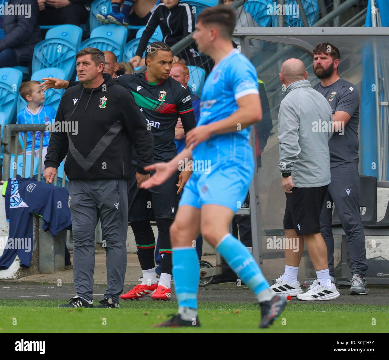 Glentoran manager declan devine 2025 hi-res stock photography and images - Alamy