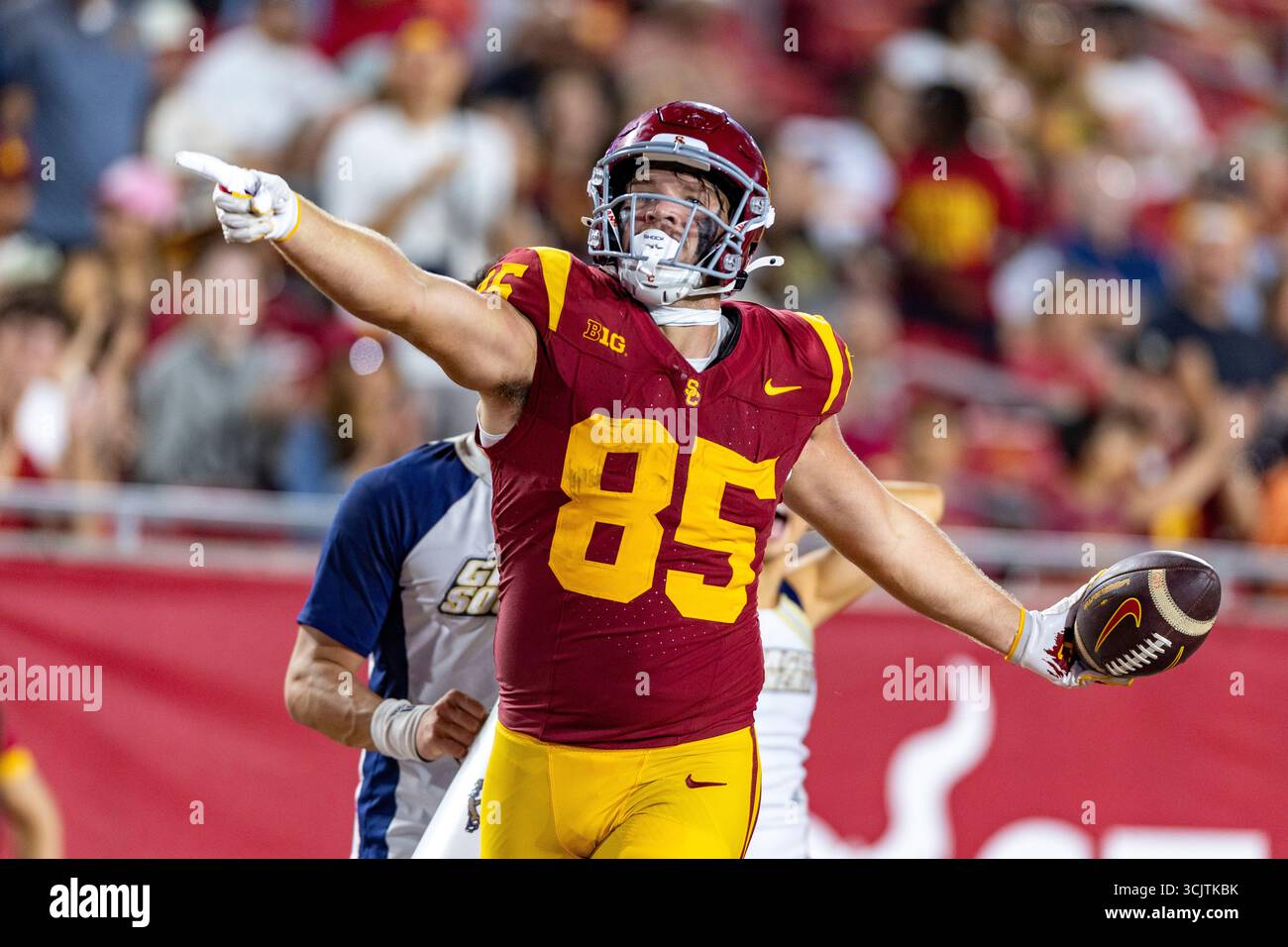 LOS ANGELES, CA - SEPTEMBER 06: USC Trojans tight end Walker Lyons (85 ...