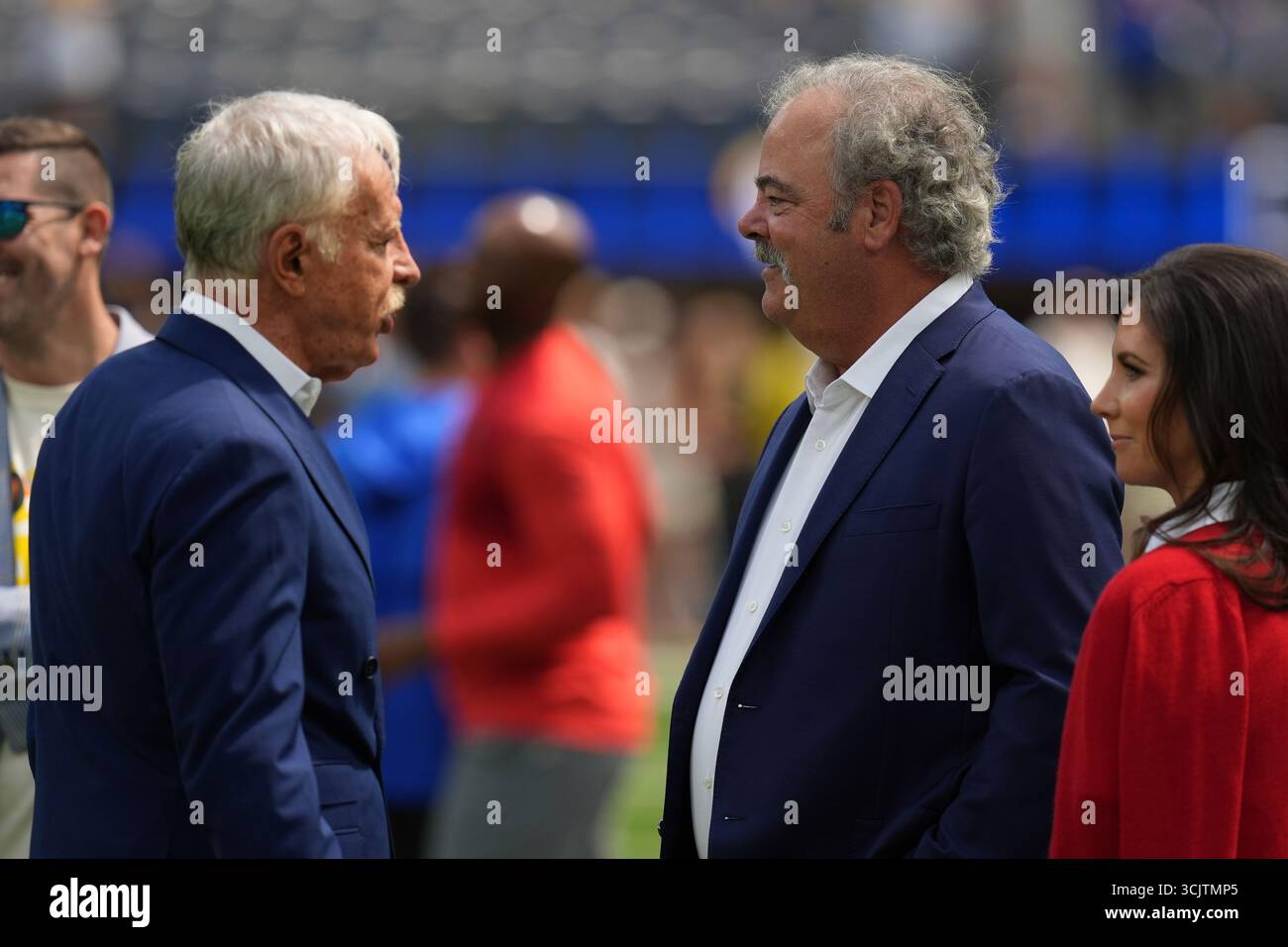 Los Angeles Rams owner Stan Kroenke, left, talks with Houston Texans ...