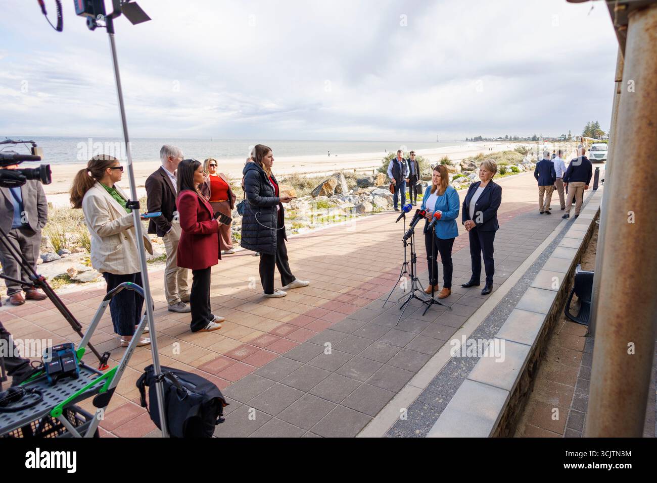 Senators Sarah Hanson-Young and Barbara Pocock during the public hearings for the 'Algal blooms ...