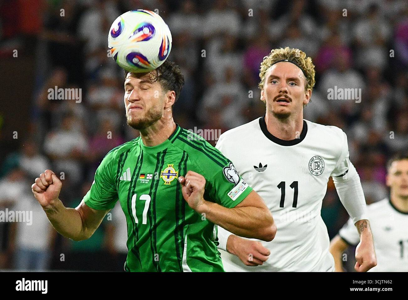 v.li.: Paddy McNair (Nordirland, 17), Nick Woltemade (Deutschland ...