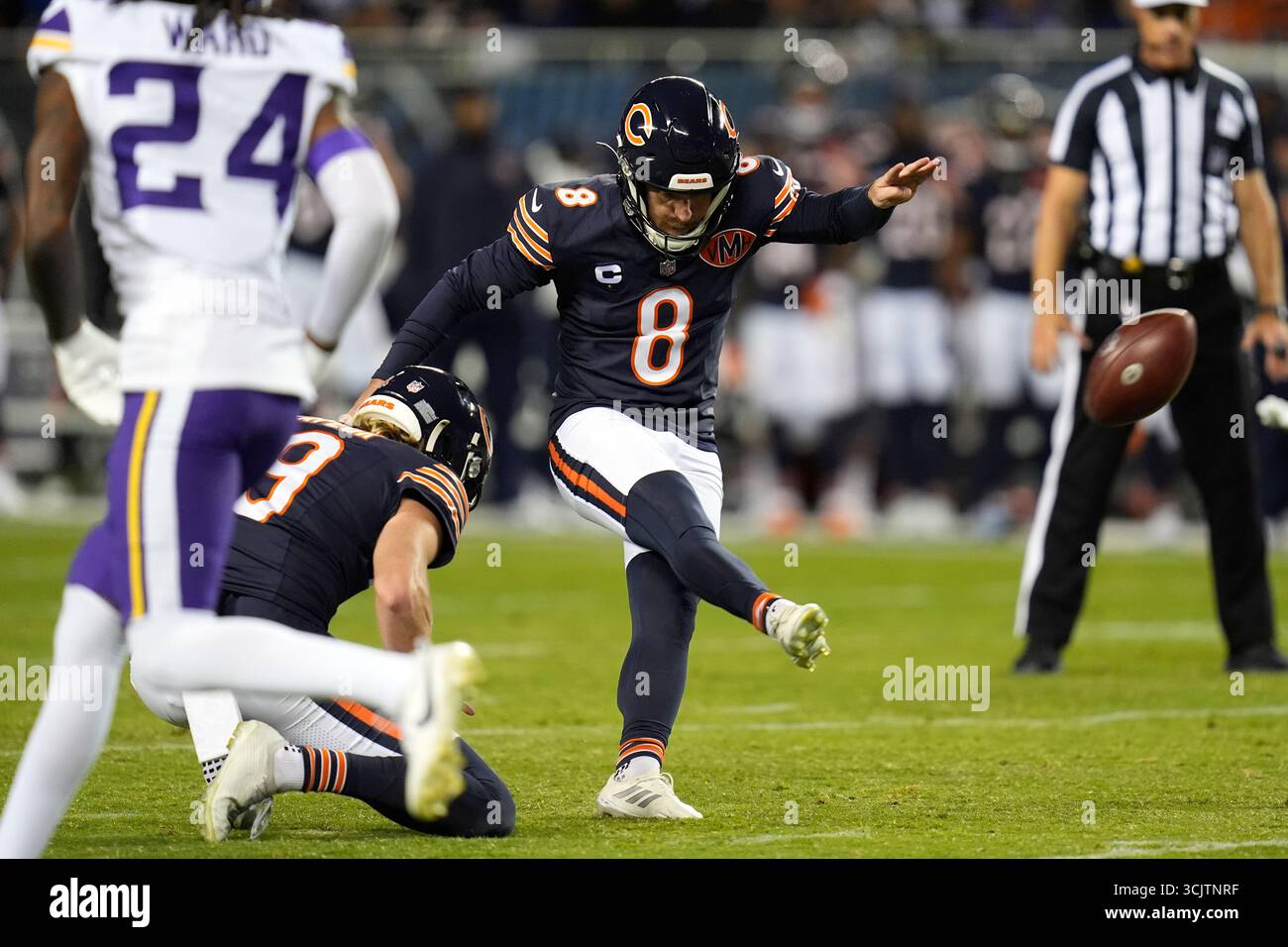 Chicago Bears kicker Cairo Santos (8) makes a 42-yard field goal during ...