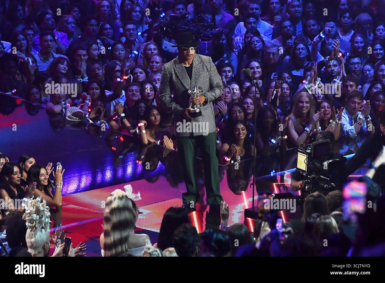 LL Cool J presents MTV's VMA for 'Best Video of the Year' onstage ...