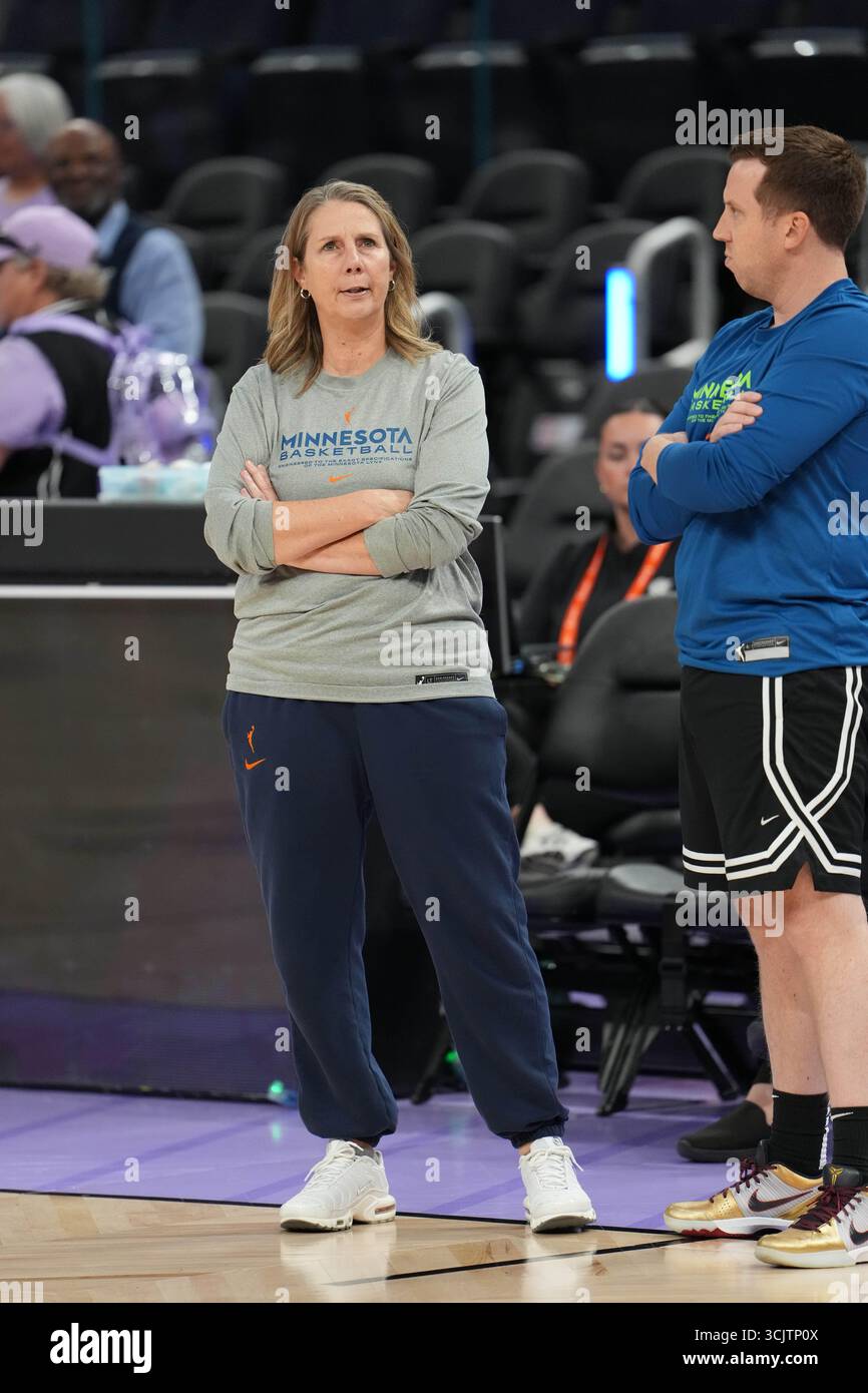 Minnesota Lynx head coach Cheryl Reeve talking with associate head ...