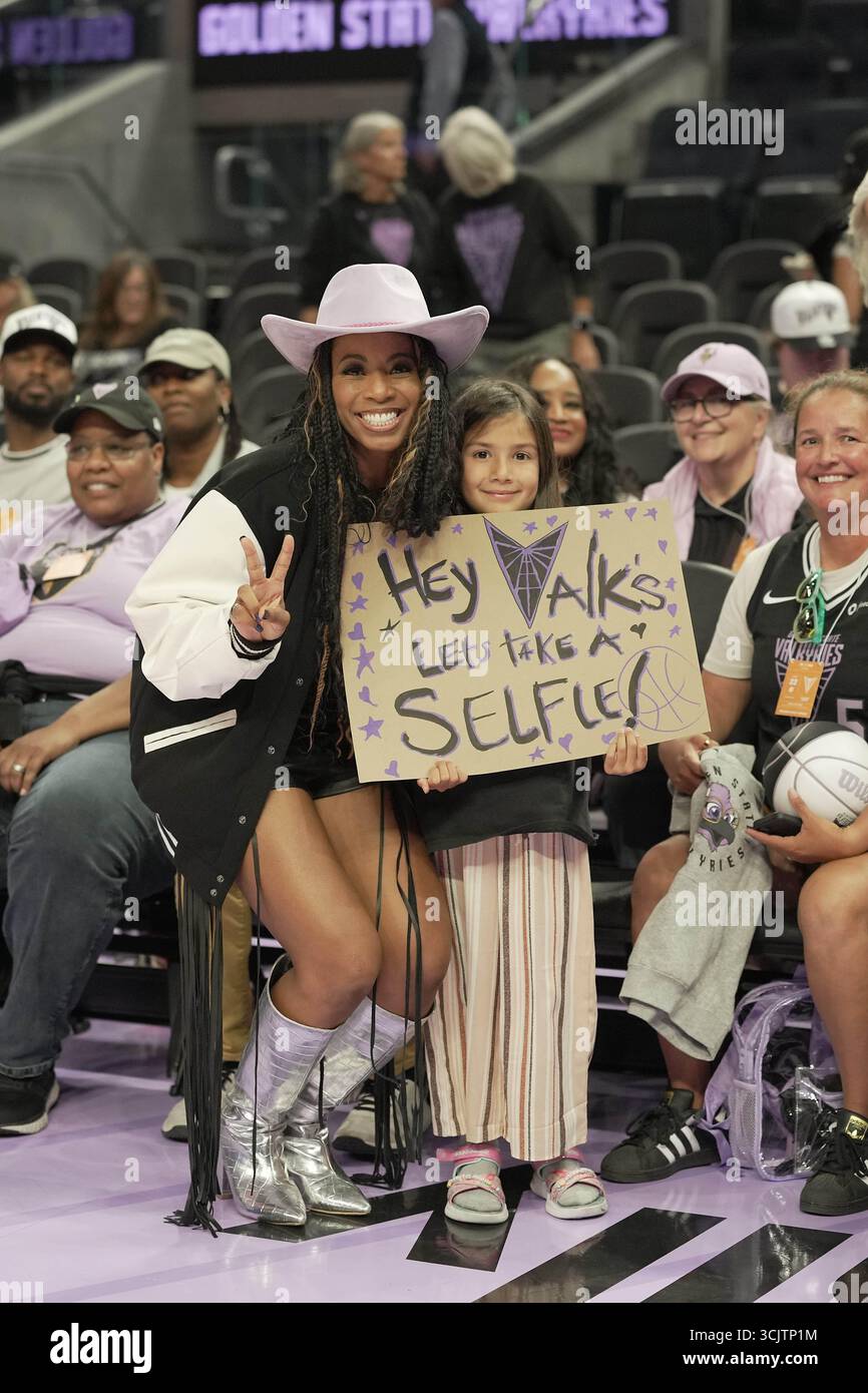 Golden State Valkyries host Ari Waller poses with a fan during pregame ...