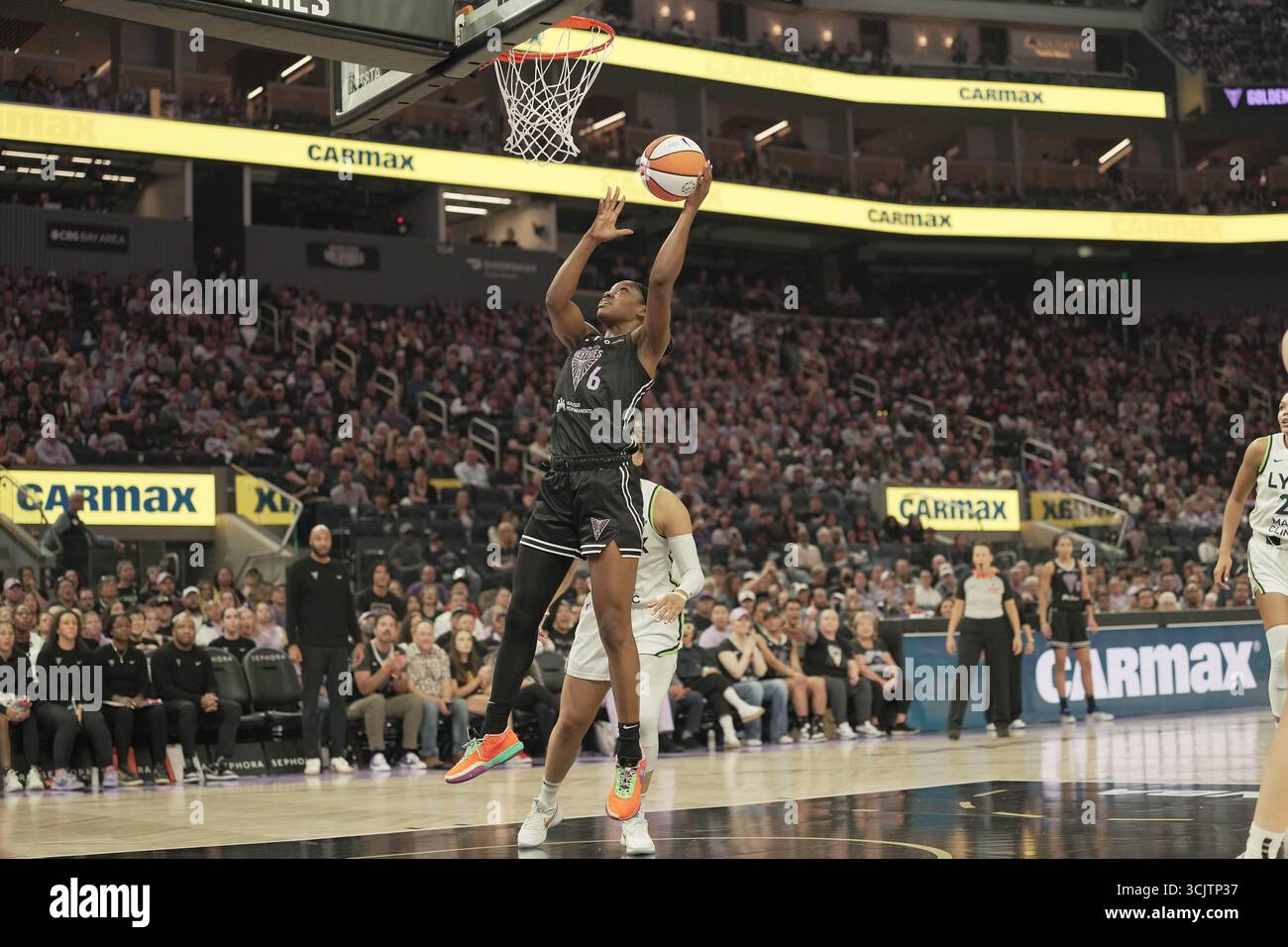 Golden State Valkyries guard Kaila Charles (6) drives to the basket ...
