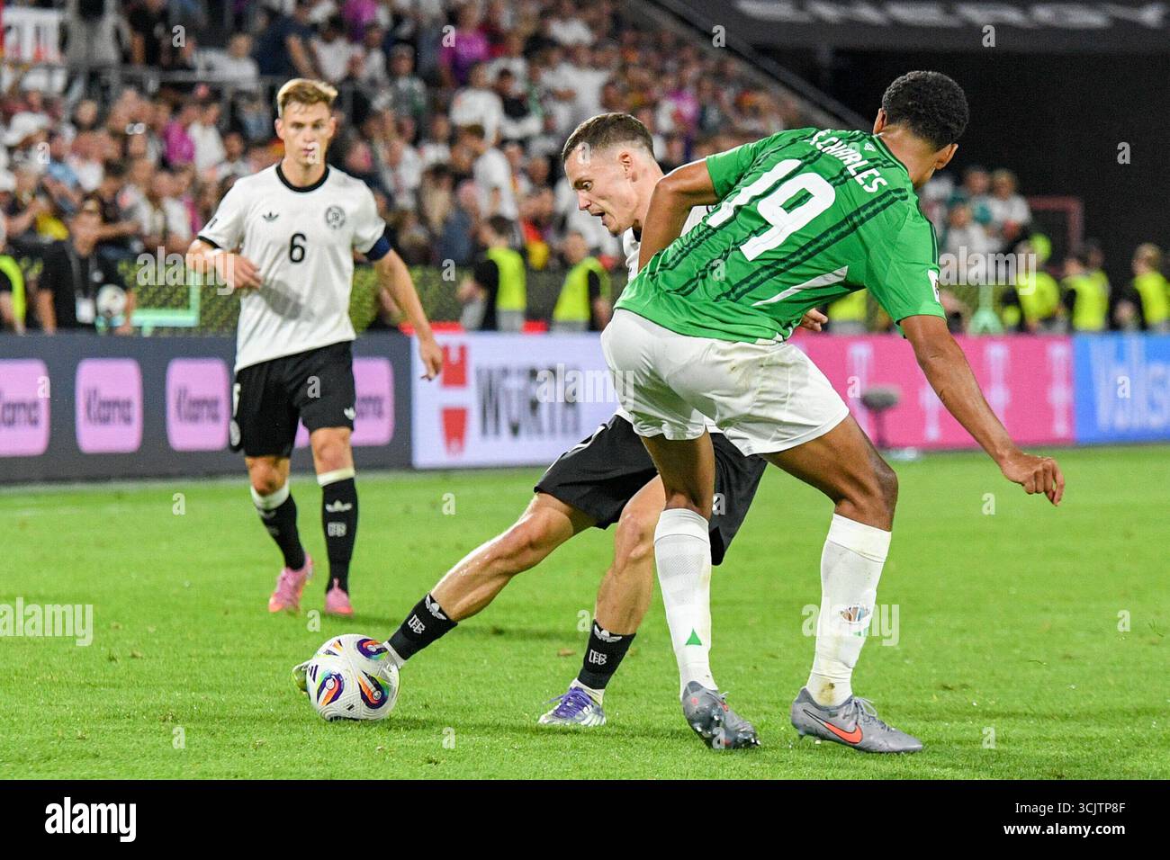 v.li.: Florian Wirtz (Deutschland Germany, 17), Shea Charles (Nordirland, 19), Zweikampf, Duell ...