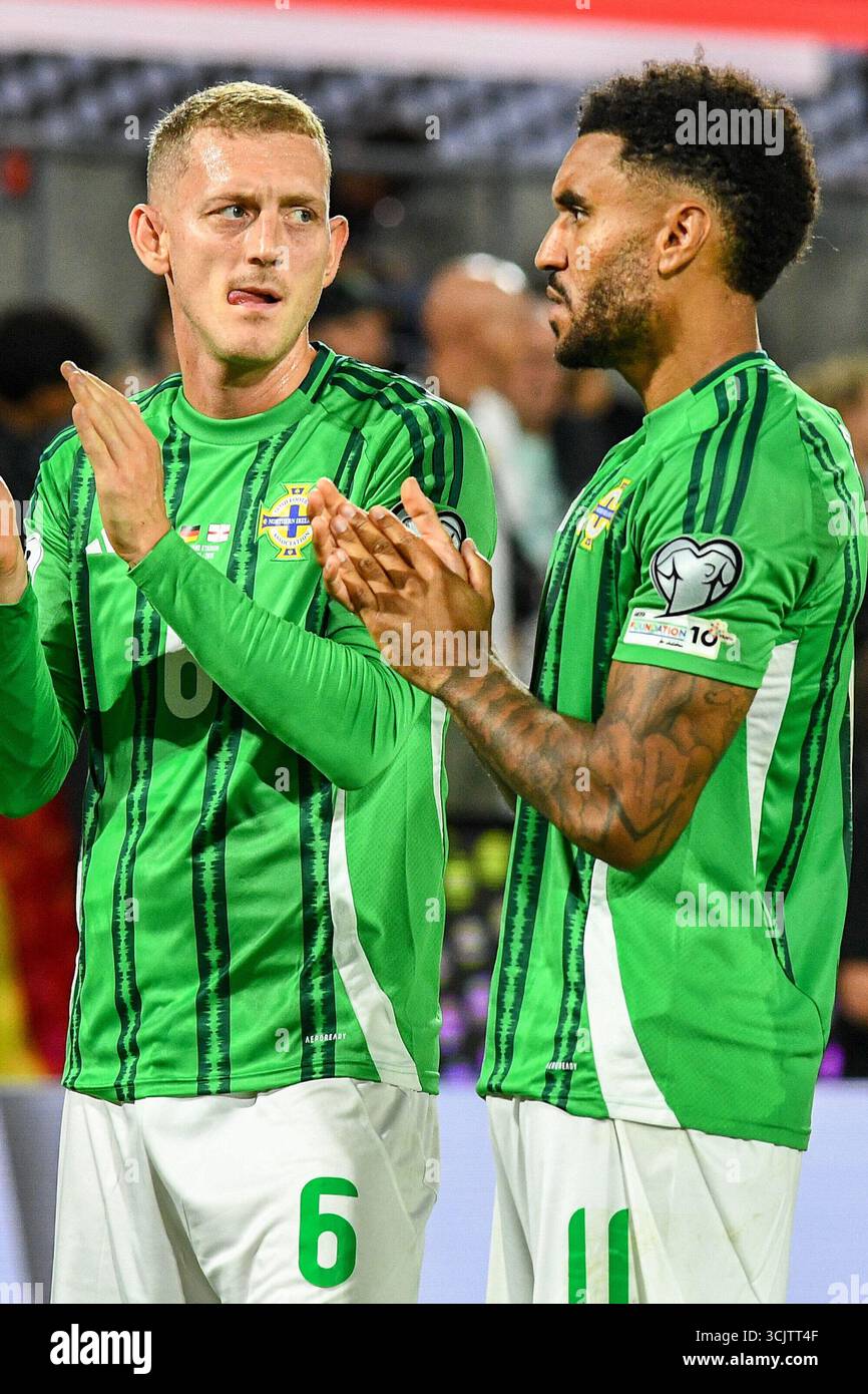 v.li.: George Saville, Jamie Reid (Nordirland, 11) bedenken sich nach ...