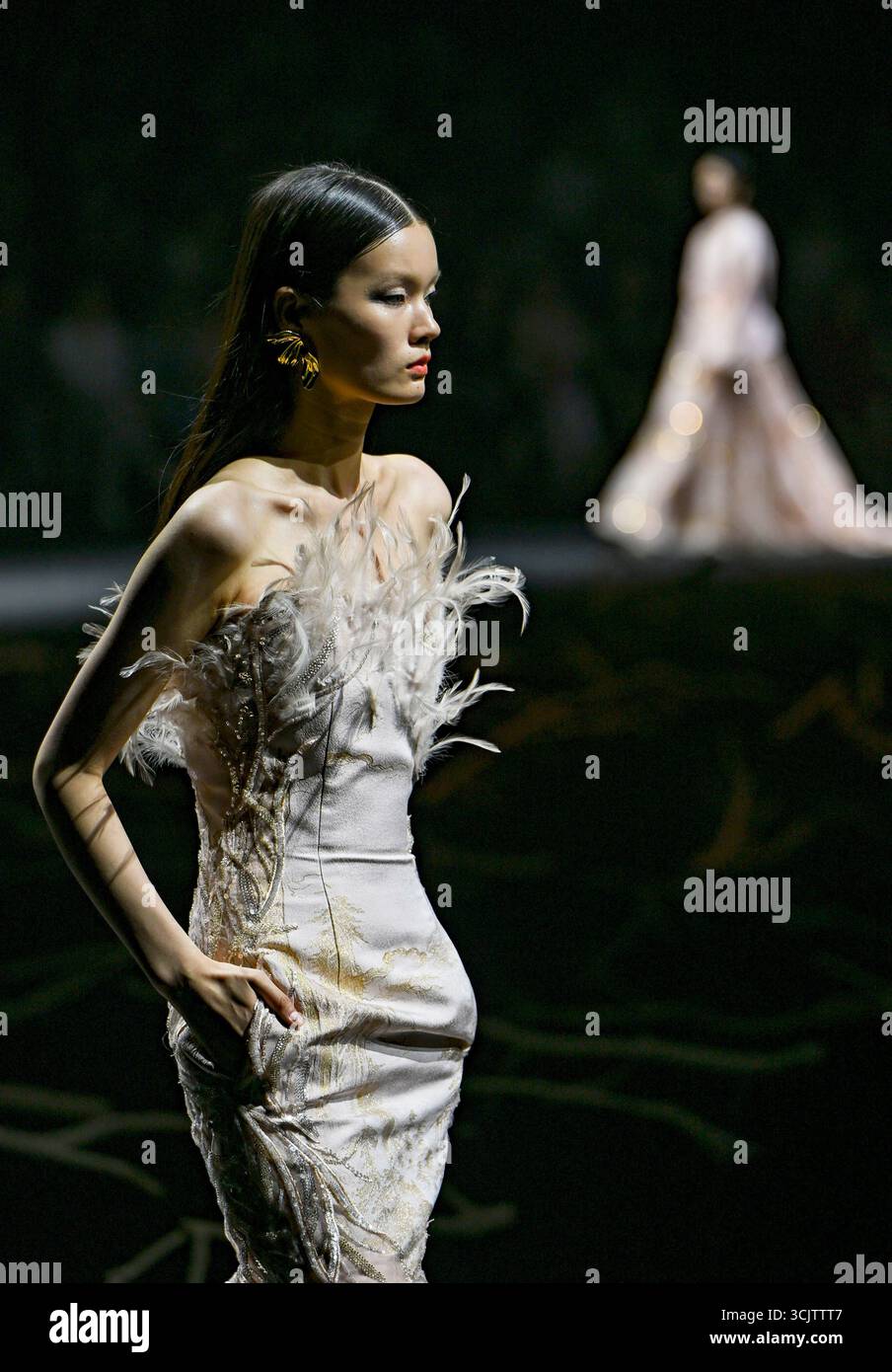 (250909) -- BEIJING, Sept. 9, 2025 (Xinhua) -- Models present creations of Saint Joy by designer ...