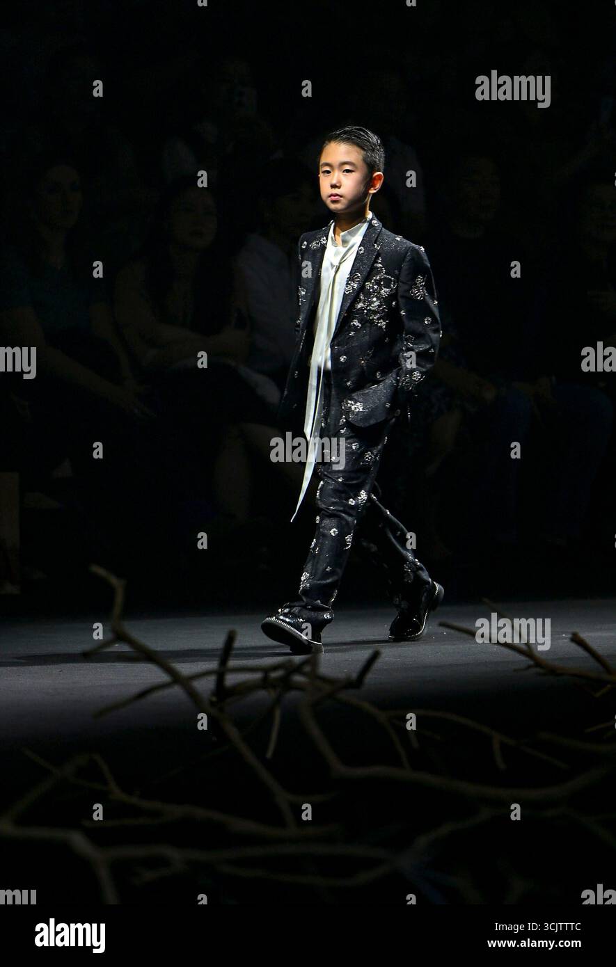 (250909) -- BEIJING, Sept. 9, 2025 (Xinhua) -- A model presents a ...