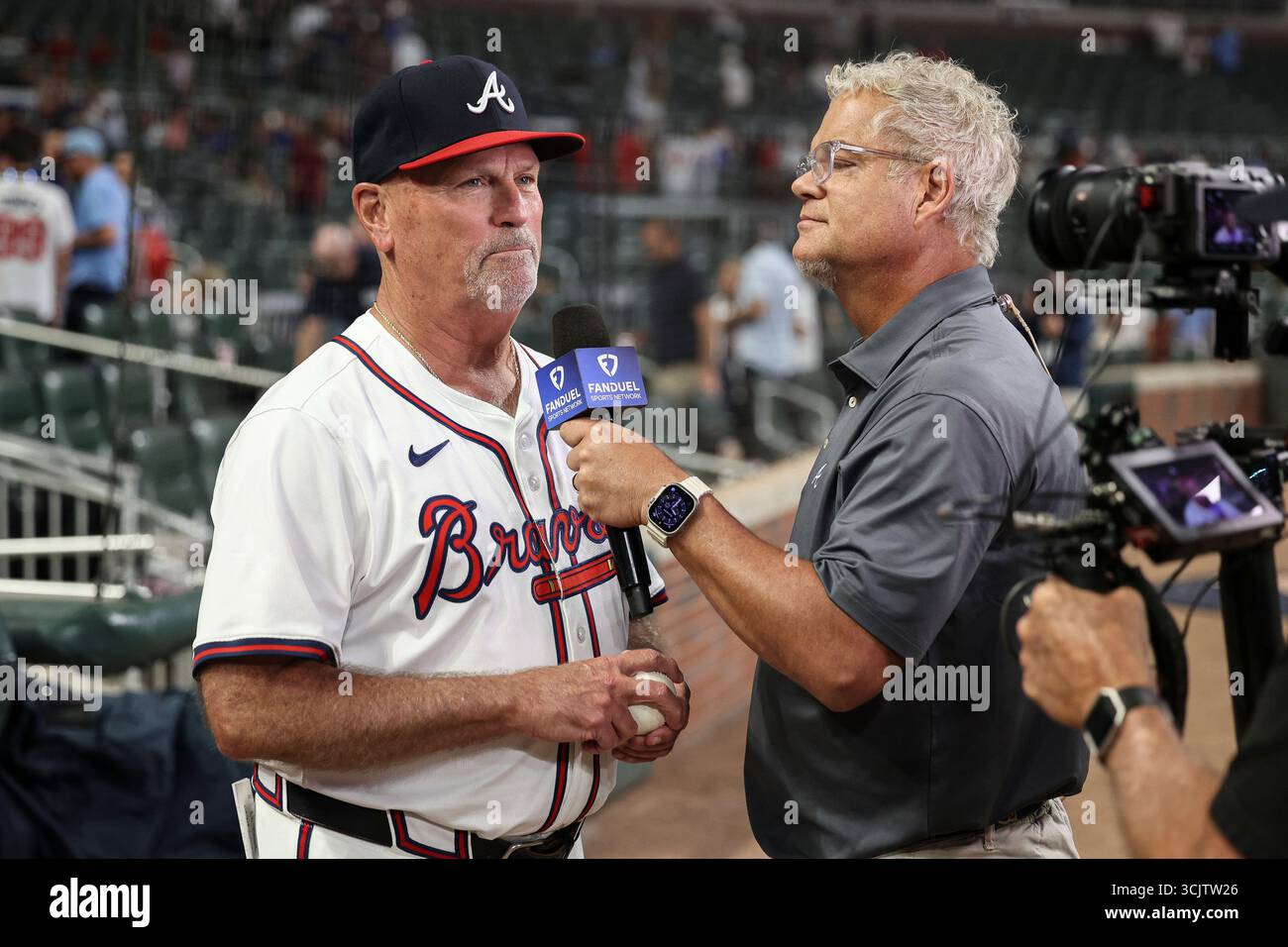 Atlanta Braves manager Brian Snitker, left, speaks to Paul Byrd, right ...