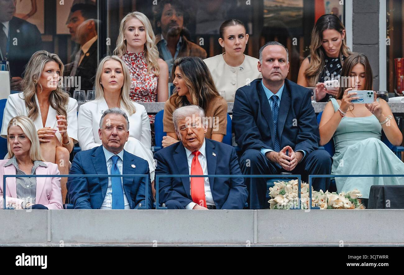 Photo by: zz/XNY/STAR MAX/IPx 2025 9/7/25 Lindsey Halligan, Karoline ...