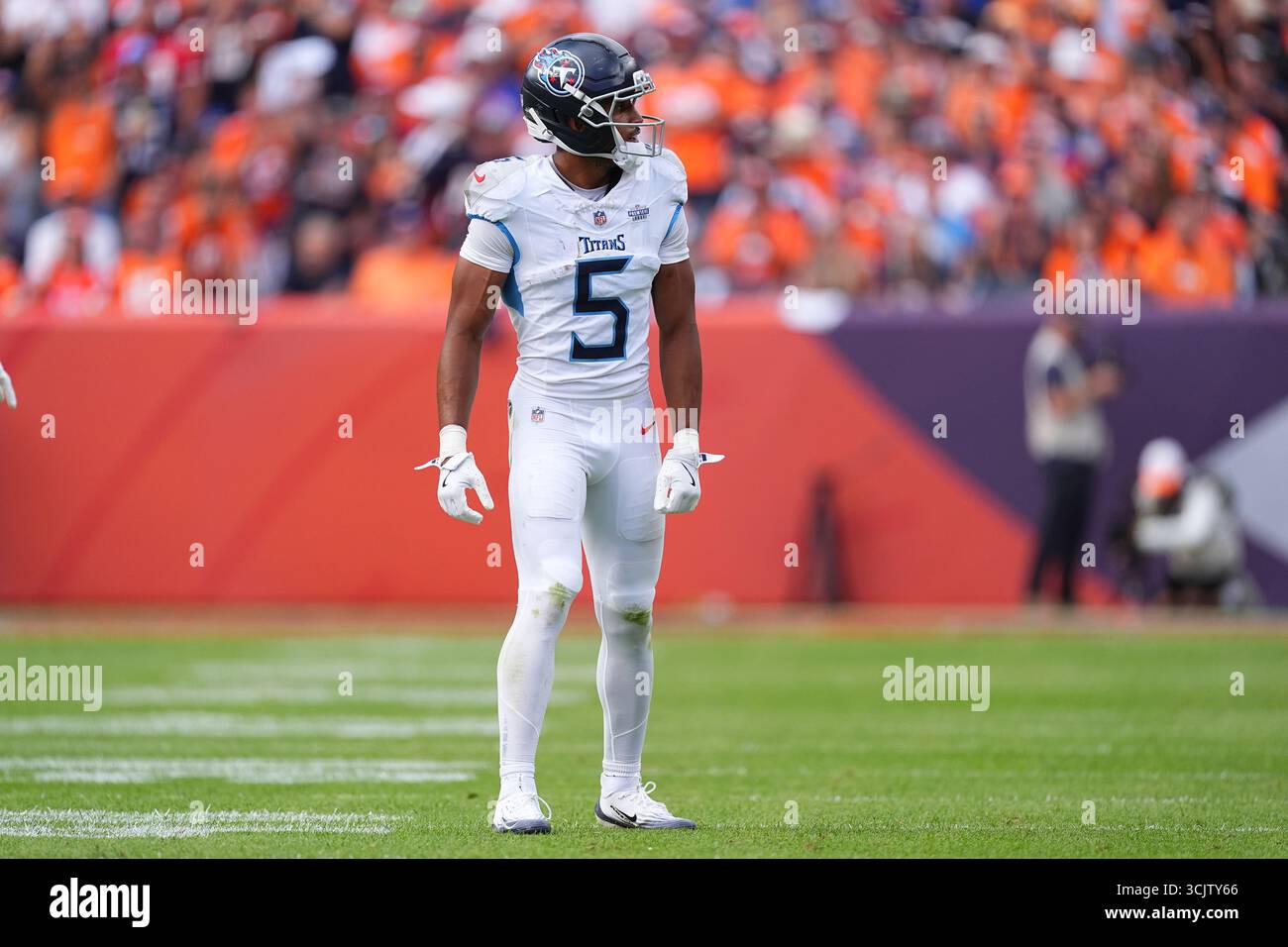 Tennessee Titans wide receiver Elic Ayomanor (5) in the second half of ...