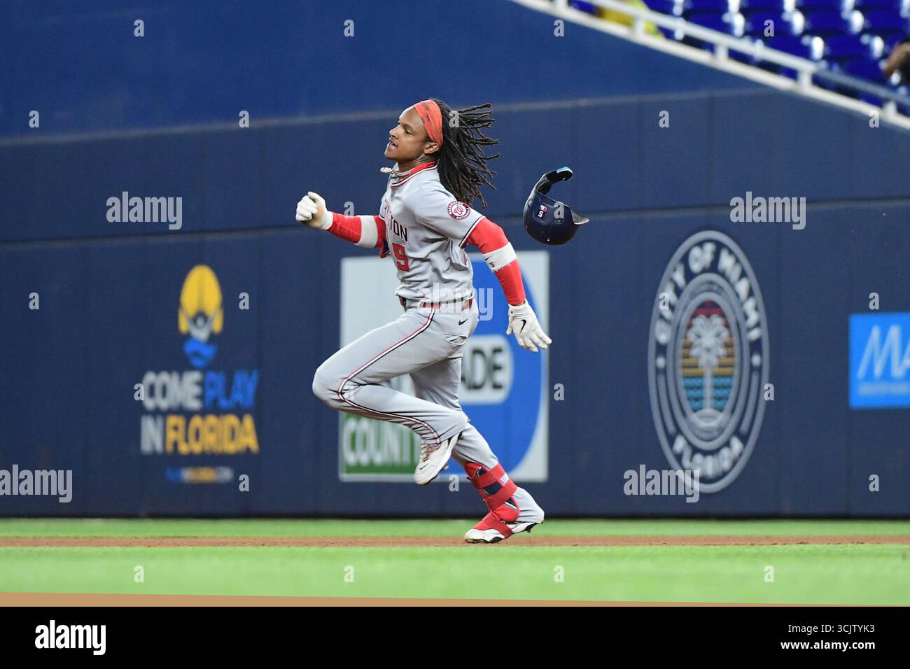 Washington Nationals shortstop CJ Abrams (5) loses his helmet as he ...