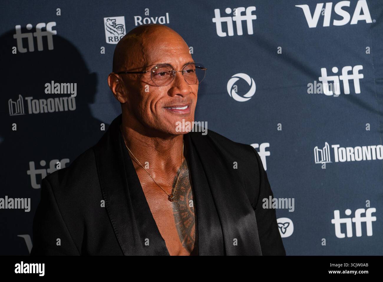 Dwayne Johnson arrives on the red carpet for ‚ÄúThe Smashing Machine‚Äù ...