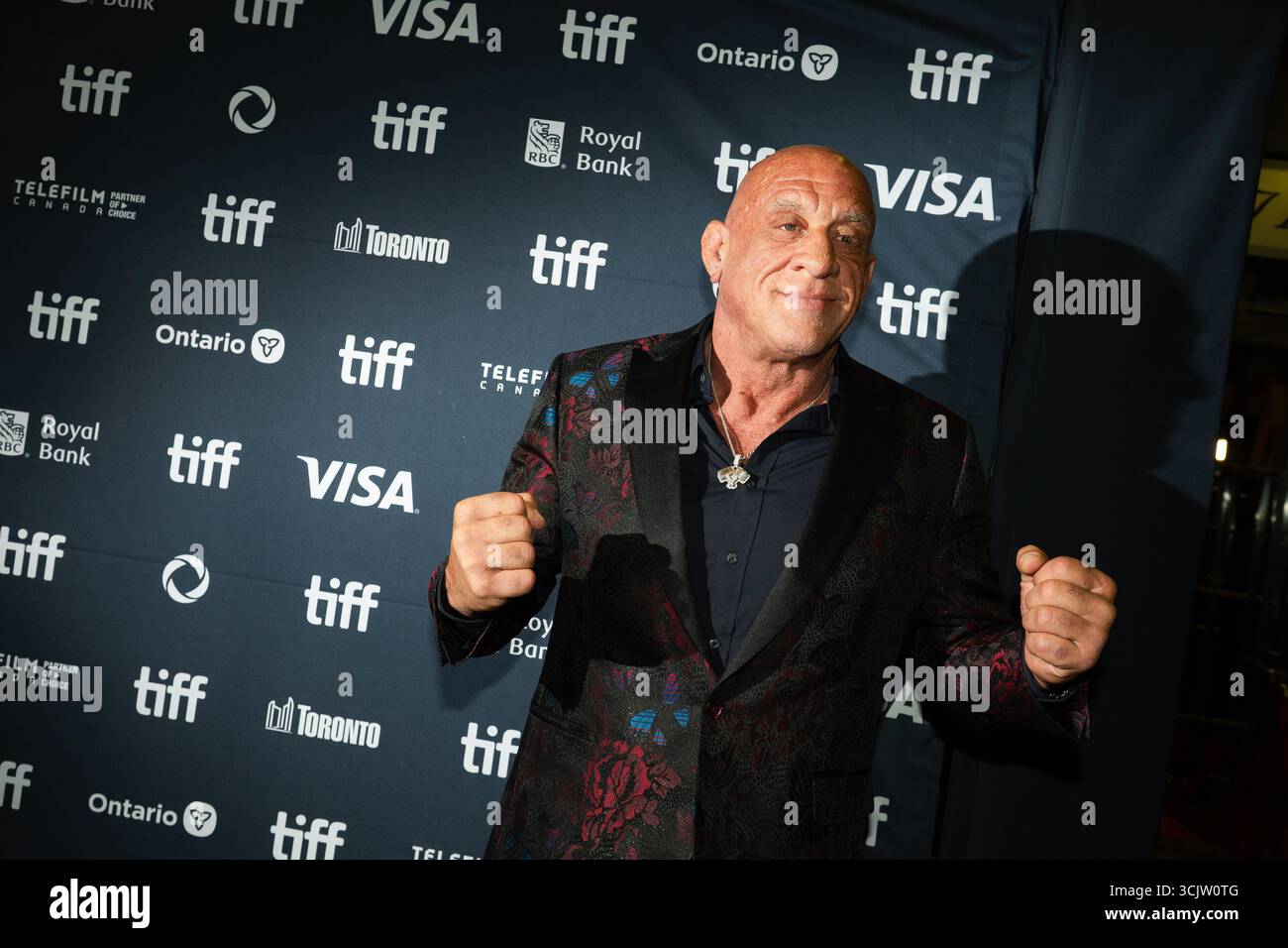 Mark Coleman arrives on the red carpet for ‚ÄúThe Smashing Machine‚Äù ...