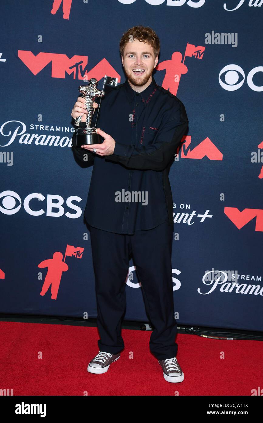 Alex Warren posing in the press room at the 2025 MTV Video Music Awards ...