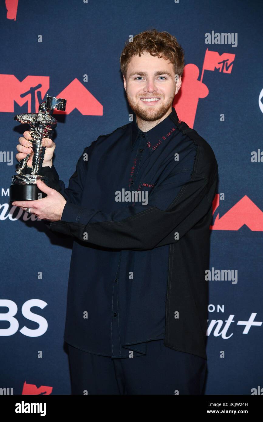 Alex Warren posing in the press room at the 2025 MTV Video Music Awards ...