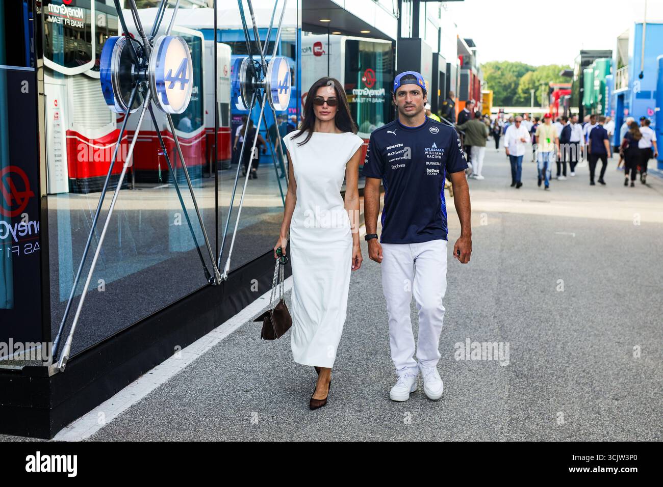 SAINZ Carlos (spa), Williams Racing FW47, with his girlfriend Rebecca ...