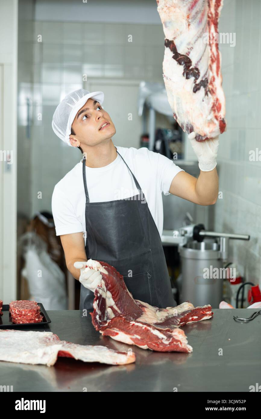 man behind counter prepares Stock Photo - Alamy
