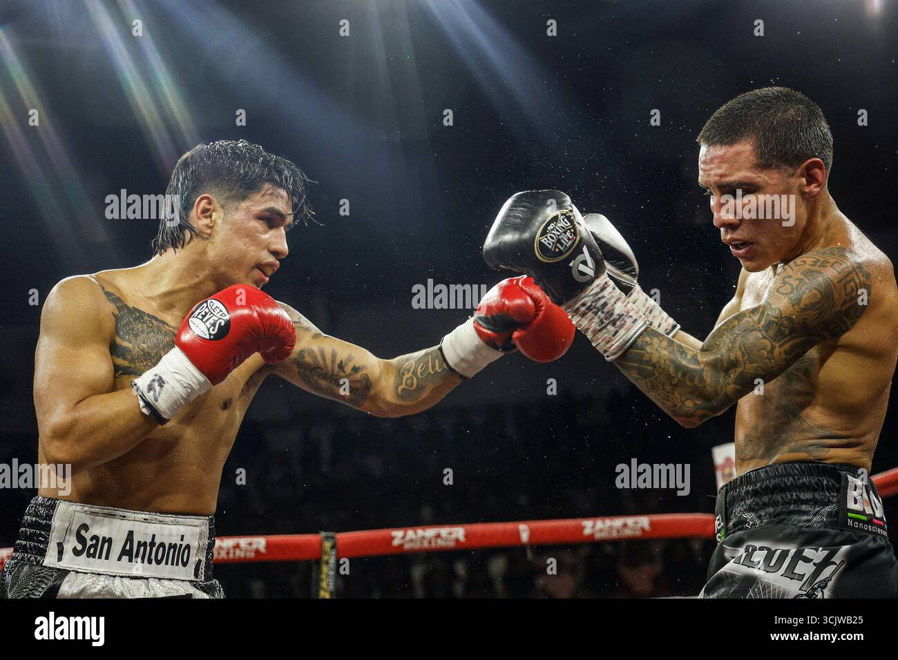 NOGALES, MEXICO - SEPTEMBER 6: Oscar Valdez (R) fights against Ricky ...