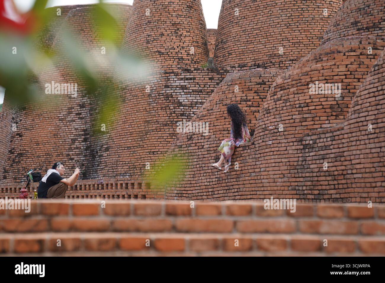 (250909) -- KUNMING, Sept. 9, 2025 (Xinhua) -- A tourist poses for ...