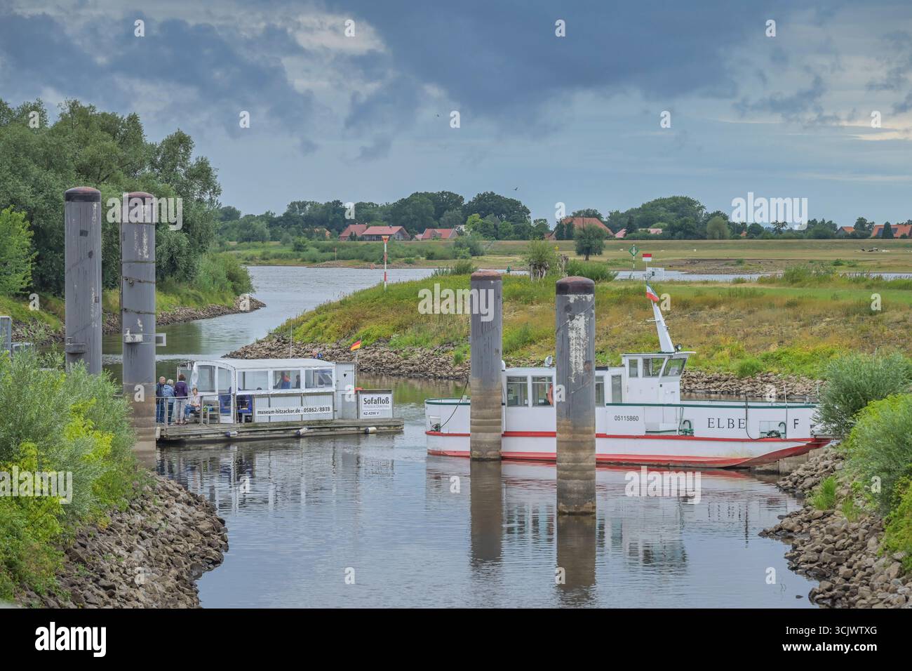 Boote, Fähre, Jeetzel, Fluß in Hitzacker, Niedersachsen, Deutschland ...